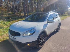 White Nissan Qashqai 2012 in Riga, with an engine capacity of 1.60 L and mileage of 290 thousand km for 4100 €, photo 1 on AUTOMOTO.COM.LV