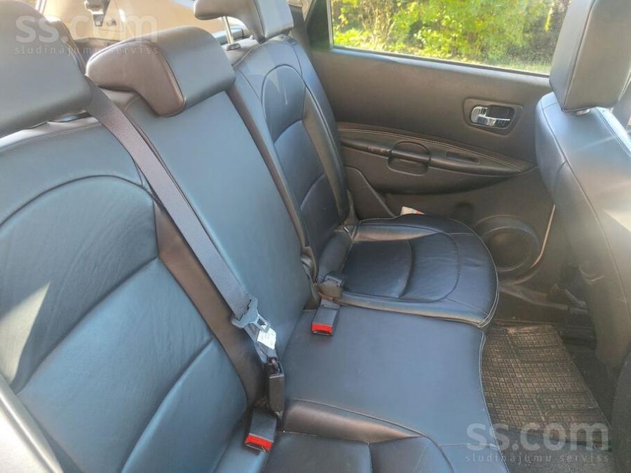 White Nissan Qashqai 2012 in Riga, with an engine capacity of 1.60 L and mileage of 290 thousand km for 4100 €, photo 5 on AUTOMOTO.COM.LV
