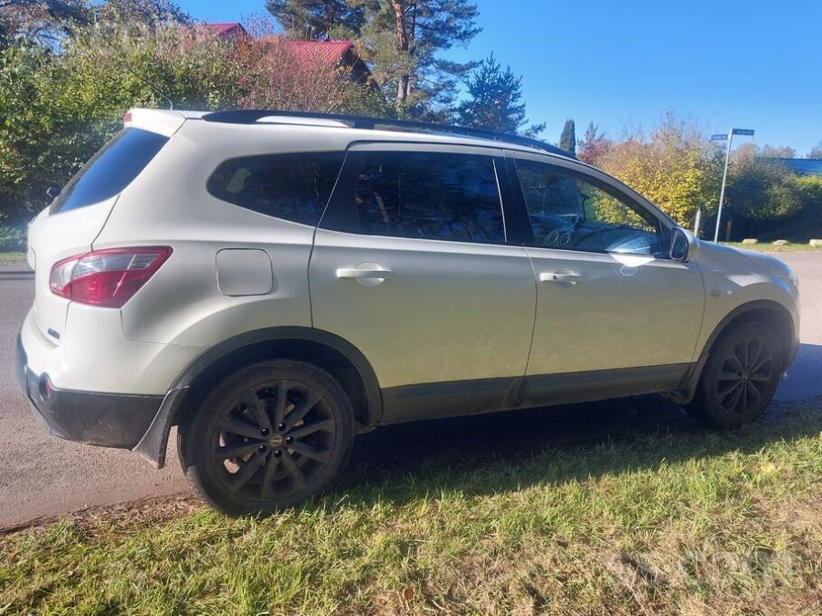 White Nissan Qashqai 2012 in Riga, with an engine capacity of 1.60 L and mileage of 290 thousand km for 4100 €, photo 7 on AUTOMOTO.COM.LV