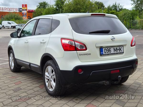 White Nissan Qashqai 2012 in Haapsalu, with an engine capacity of 1.60 L and mileage of 177 thousand km for 5200 €, photo 5 on AUTOMOTO.COM.LV