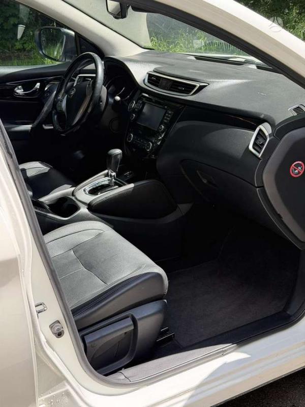 White Nissan Qashqai 2014 in Kaunas, with an engine capacity of 1.60 L and mileage of 269 thousand km for 6100 €, photo 5 on AUTOMOTO.COM.LV