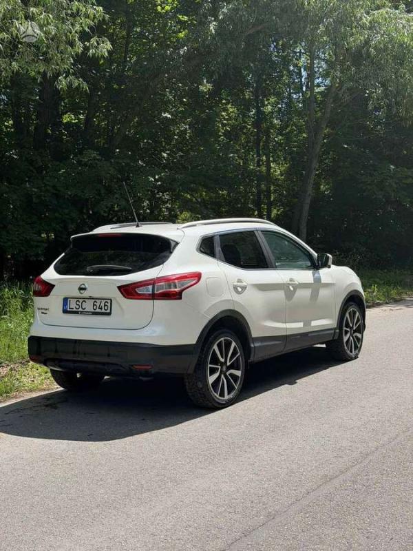 White Nissan Qashqai 2014 in Kaunas, with an engine capacity of 1.60 L and mileage of 269 thousand km for 6100 €, photo 8 on AUTOMOTO.COM.LV