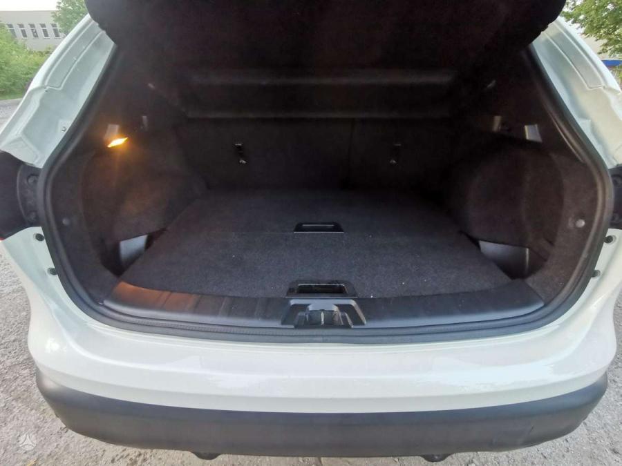 White Nissan Qashqai 2015 in Siauliai, with an engine capacity of 1.20 L and mileage of 109 thousand km for 9600 €, photo 22 on AUTOMOTO.COM.LV