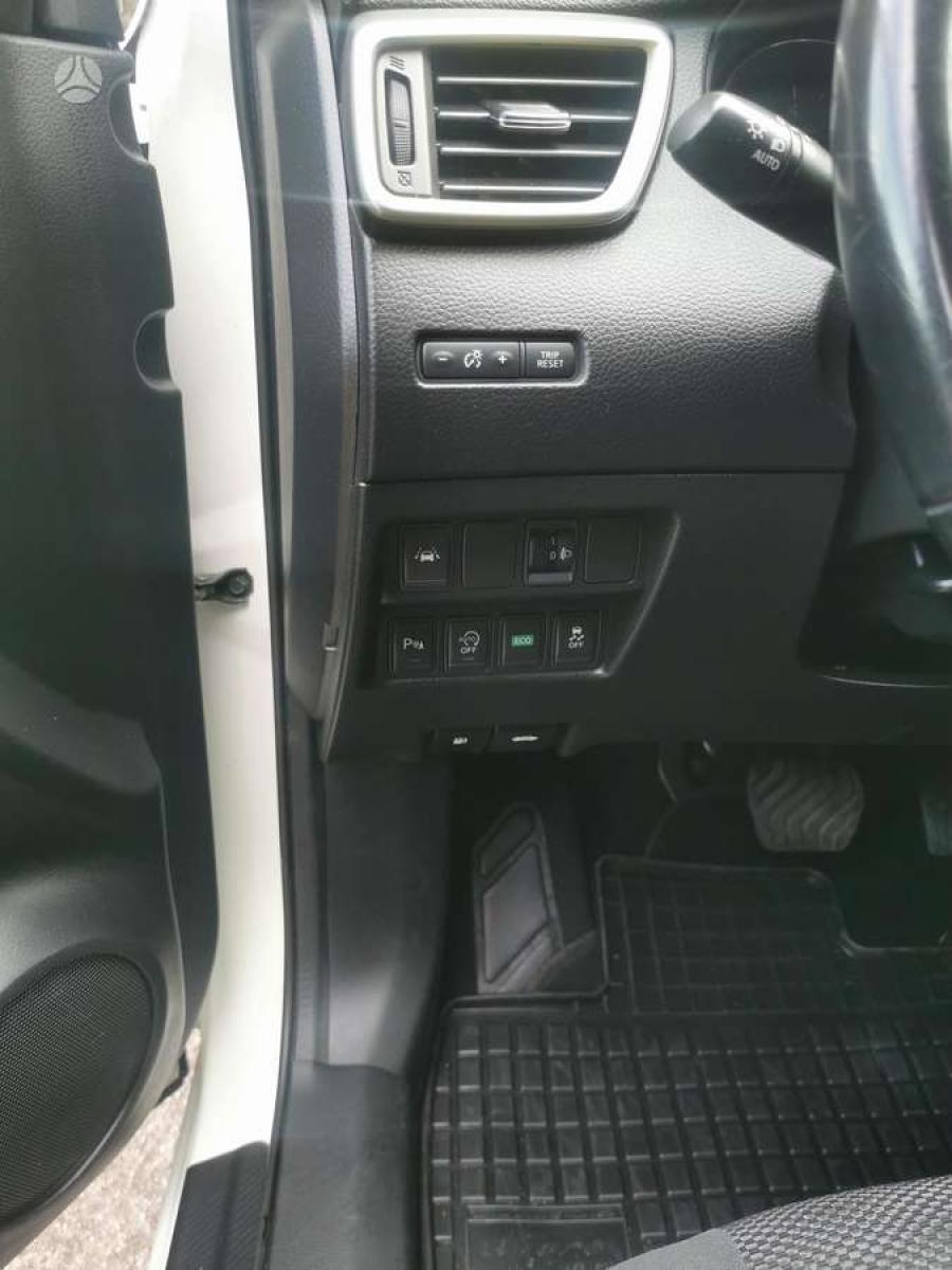 White Nissan Qashqai 2015 in Siauliai, with an engine capacity of 1.20 L and mileage of 109 thousand km for 9600 €, photo 24 on AUTOMOTO.COM.LV