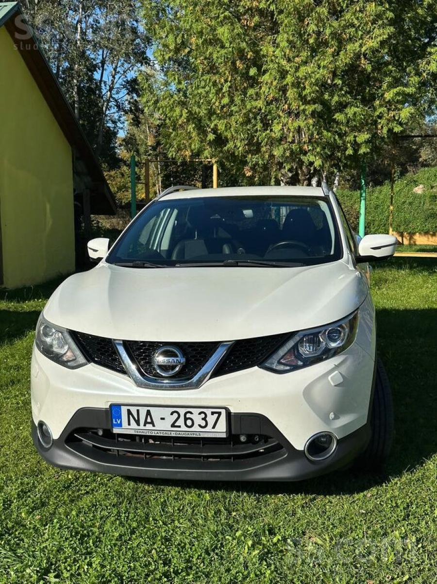 White Nissan Qashqai 2015 in Daugavpils, with an engine capacity of 1.60 L and mileage of 219 thousand km for 8800 €, photo 1 on AUTOMOTO.COM.LV
