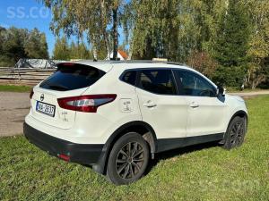 White Nissan Qashqai 2015 in Daugavpils, with an engine capacity of 1.60 L and mileage of 219 thousand km for 8800 €, photo 3 on AUTOMOTO.COM.LV
