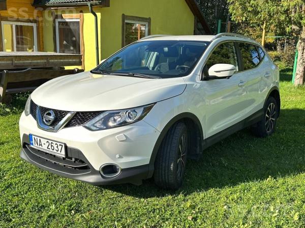 White Nissan Qashqai 2015 in Daugavpils, with an engine capacity of 1.60 L and mileage of 219 thousand km for 8800 €, photo 4 on AUTOMOTO.COM.LV