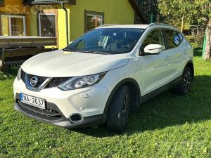 White Nissan Qashqai 2015 in Daugavpils, with an engine capacity of 1.60 L and mileage of 219 thousand km for 8800 €, photo 4 on AUTOMOTO.COM.LV