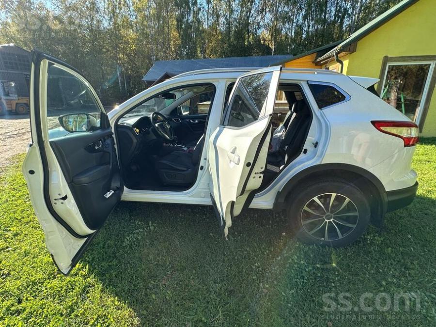 White Nissan Qashqai 2015 in Daugavpils, with an engine capacity of 1.60 L and mileage of 219 thousand km for 8800 €, photo 5 on AUTOMOTO.COM.LV