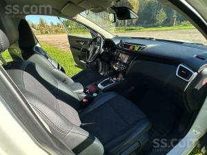 White Nissan Qashqai 2015 in Daugavpils, with an engine capacity of 1.60 L and mileage of 219 thousand km for 8800 €, photo 6 on AUTOMOTO.COM.LV