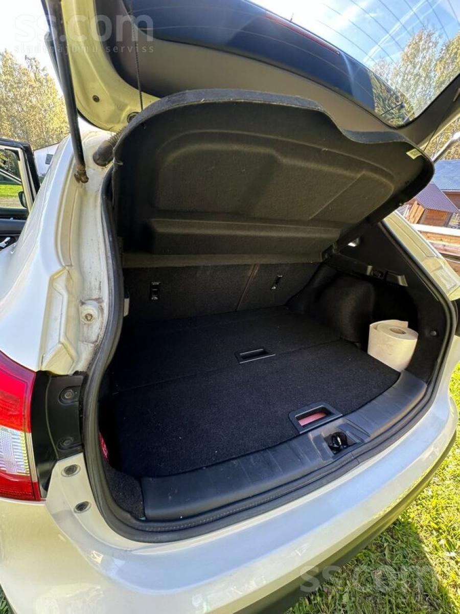 White Nissan Qashqai 2015 in Daugavpils, with an engine capacity of 1.60 L and mileage of 219 thousand km for 8800 €, photo 7 on AUTOMOTO.COM.LV