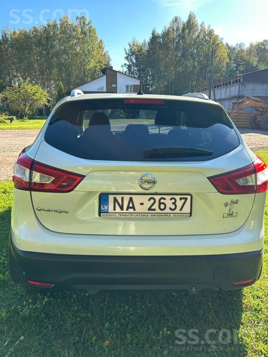 White Nissan Qashqai 2015 in Daugavpils, with an engine capacity of 1.60 L and mileage of 219 thousand km for 8800 €, photo 8 on AUTOMOTO.COM.LV