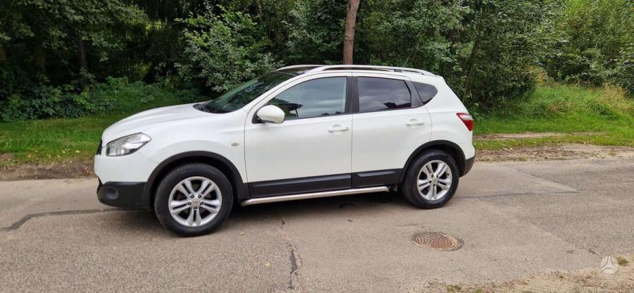 White Nissan Qashqai 2010 in Vilnius, with an engine capacity of 1.50 L and mileage of 201 thousand km for 4500 €, photo 4 on AUTOMOTO.COM.LV