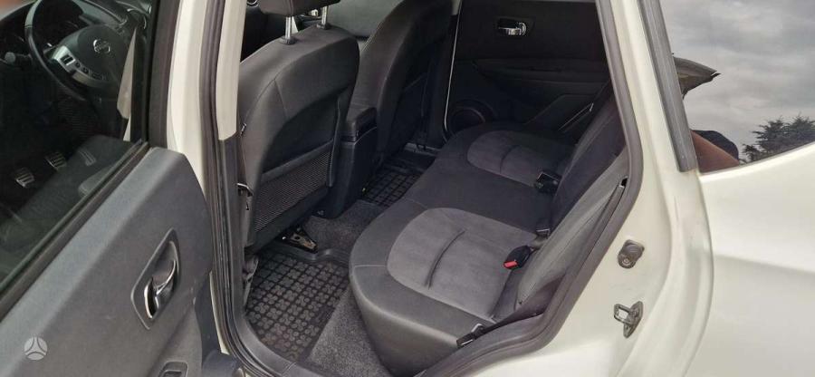 White Nissan Qashqai 2010 in Vilnius, with an engine capacity of 1.50 L and mileage of 201 thousand km for 4500 €, photo 11 on AUTOMOTO.COM.LV