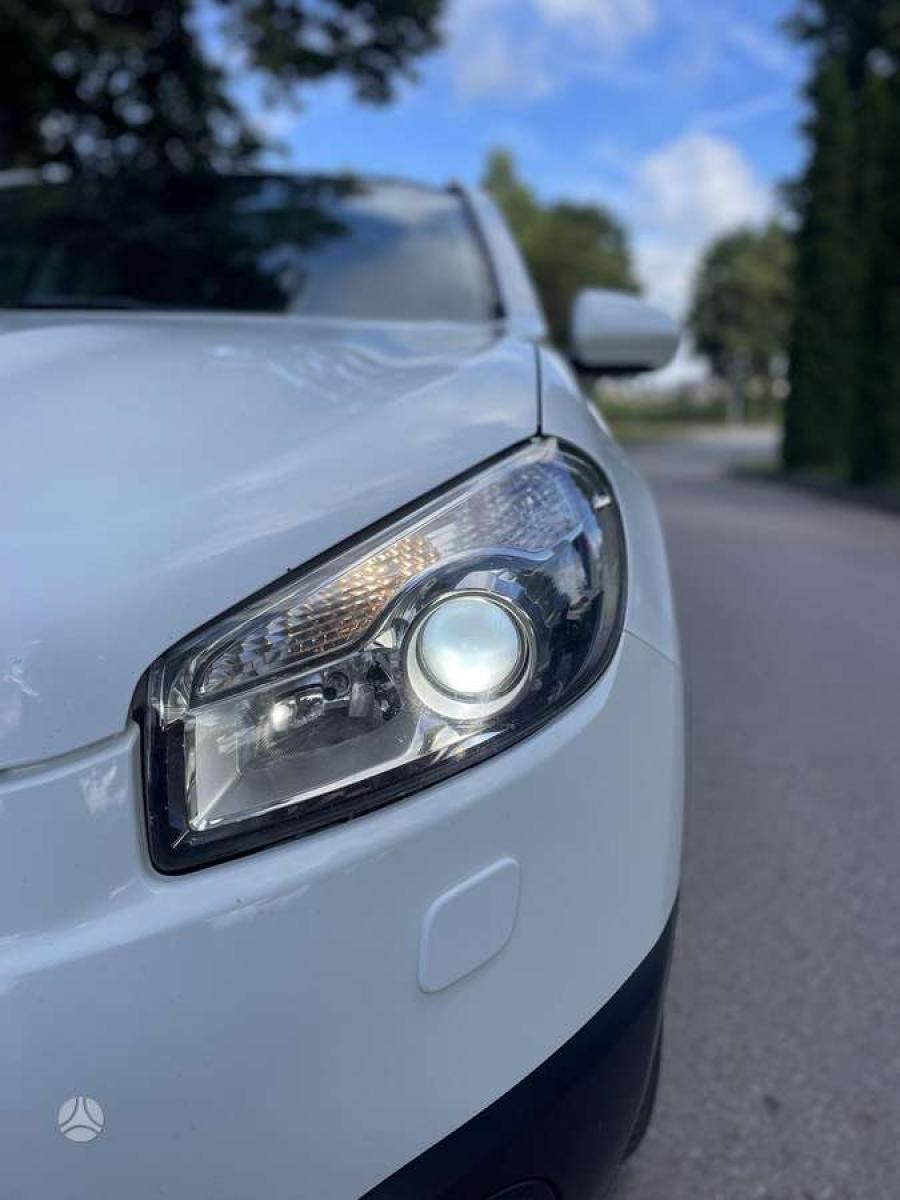 White Nissan Qashqai 2011 in Taurage, with an engine capacity of 2.00 L and mileage of 246 thousand km for 5500 €, photo 7 on AUTOMOTO.COM.LV