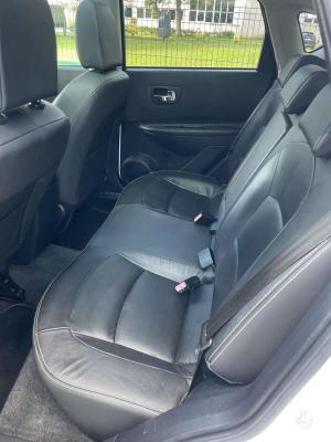White Nissan Qashqai 2011 in Taurage, with an engine capacity of 2.00 L and mileage of 246 thousand km for 5500 €, photo 10 on AUTOMOTO.COM.LV