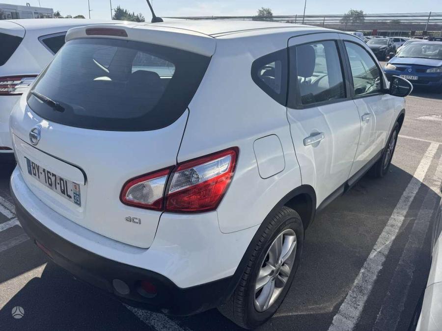 Balts Nissan Qashqai 2011 Tauragė, ar dzinēja tilpumu 1.50 L un nobraukumu 242 tūkst. km par 4200 €, foto 5 vietnē AUTOMOTO.COM.LV