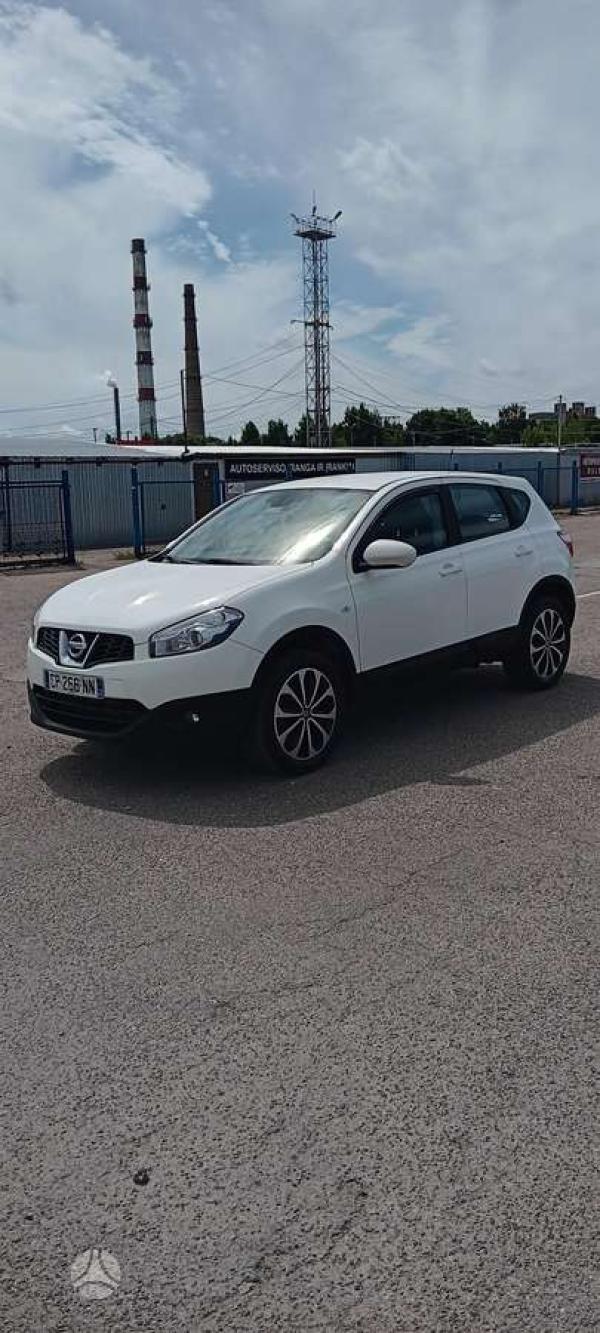 White Nissan Qashqai 2013 in Panevezys, with an engine capacity of 1.60 L and mileage of 122 thousand km for 4900 €, photo 1 on AUTOMOTO.COM.LV
