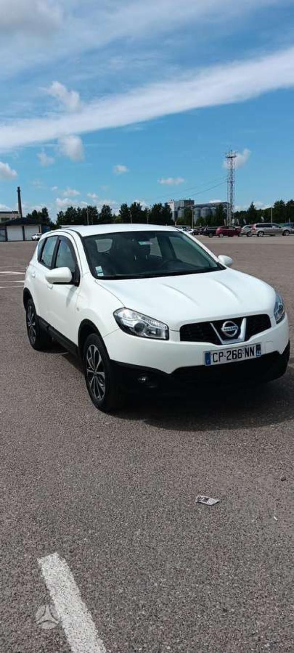 White Nissan Qashqai 2013 in Panevezys, with an engine capacity of 1.60 L and mileage of 122 thousand km for 4900 €, photo 4 on AUTOMOTO.COM.LV