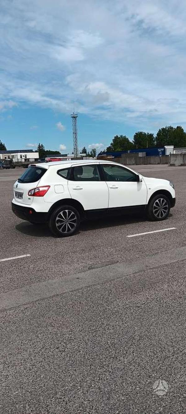 White Nissan Qashqai 2013 in Panevezys, with an engine capacity of 1.60 L and mileage of 122 thousand km for 4900 €, photo 6 on AUTOMOTO.COM.LV