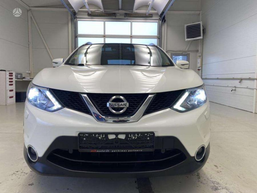 White Nissan Qashqai 2014 in Radviliskis, with an engine capacity of 1.46 L and mileage of 194 thousand km for 9150 €, photo 5 on AUTOMOTO.COM.LV