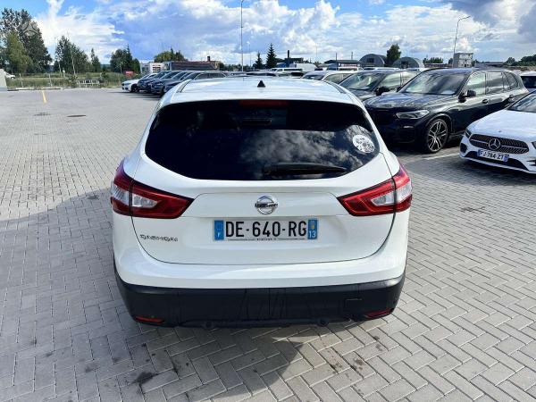 White Nissan Qashqai 2014 in Taurage, with an engine capacity of 1.20 L and mileage of 86 thousand km for 6800 €, photo 5 on AUTOMOTO.COM.LV