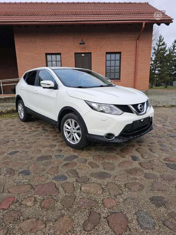 White Nissan Qashqai 2017 in Panevezys, with an engine capacity of 1.20 L and mileage of 174 thousand km for 5200 €, photo 1 on AUTOMOTO.COM.LV