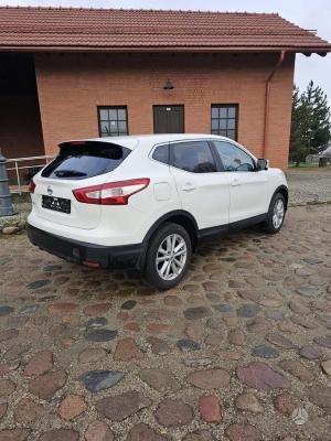 White Nissan Qashqai 2017 in Panevezys, with an engine capacity of 1.20 L and mileage of 174 thousand km for 5200 €, photo 3 on AUTOMOTO.COM.LV