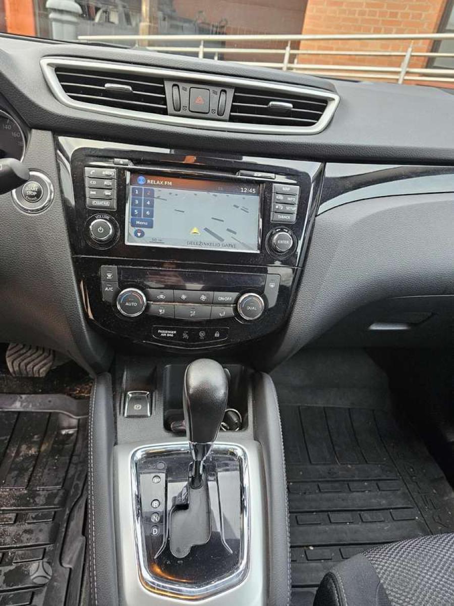 White Nissan Qashqai 2017 in Panevezys, with an engine capacity of 1.20 L and mileage of 174 thousand km for 5200 €, photo 8 on AUTOMOTO.COM.LV