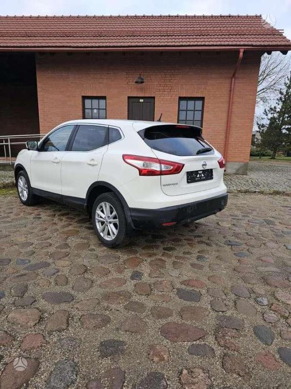 White Nissan Qashqai 2017 in Panevezys, with an engine capacity of 1.20 L and mileage of 174 thousand km for 5200 €, photo 1 on AUTOMOTO.COM.LV