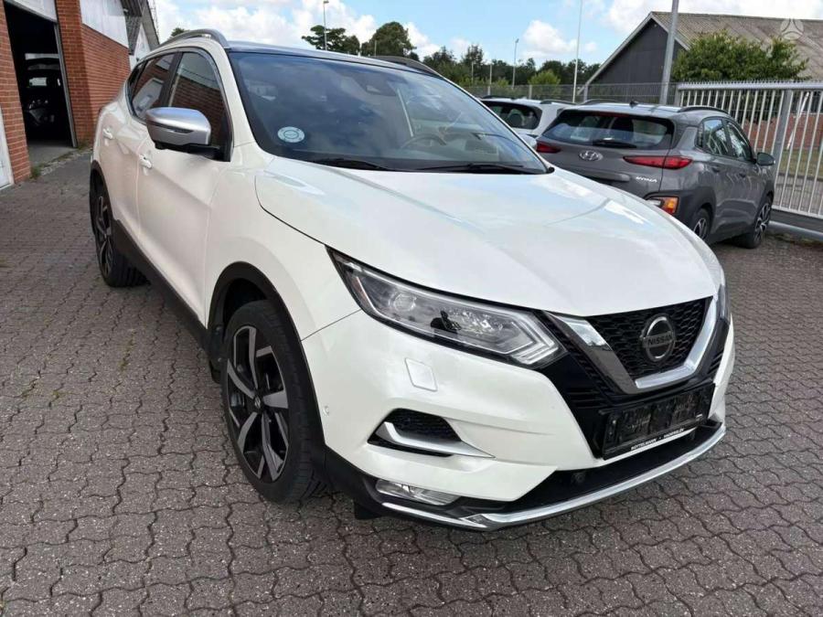 White Nissan Qashqai 2019 in Kaunas, with an engine capacity of 1.30 L and mileage of 61 thousand km for 16900 €, photo 1 on AUTOMOTO.COM.LV