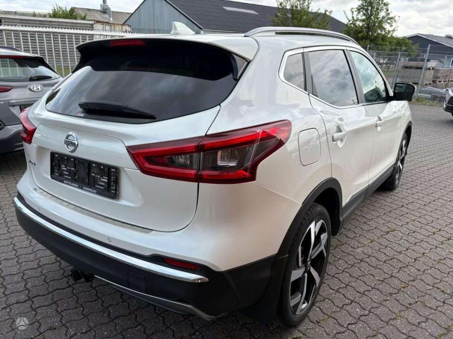 White Nissan Qashqai 2019 in Kaunas, with an engine capacity of 1.30 L and mileage of 61 thousand km for 16900 €, photo 4 on AUTOMOTO.COM.LV