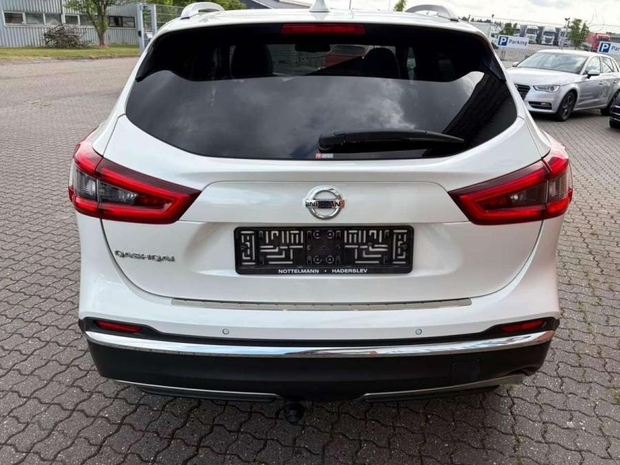 White Nissan Qashqai 2019 in Kaunas, with an engine capacity of 1.30 L and mileage of 61 thousand km for 16900 €, photo 5 on AUTOMOTO.COM.LV