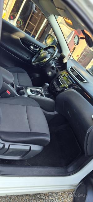 White Nissan Qashqai 2017 in Tallinn, with an engine capacity of 1.20 L and mileage of 184 thousand km for 7900 €, photo 6 on AUTOMOTO.COM.LV