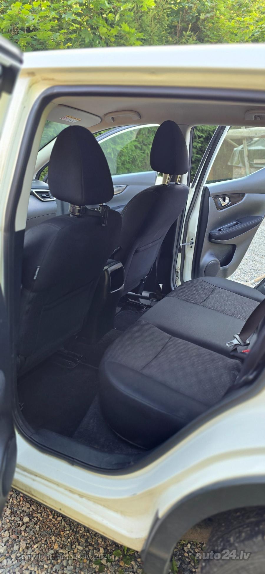 White Nissan Qashqai 2017 in Tallinn, with an engine capacity of 1.20 L and mileage of 184 thousand km for 7900 €, photo 9 on AUTOMOTO.COM.LV