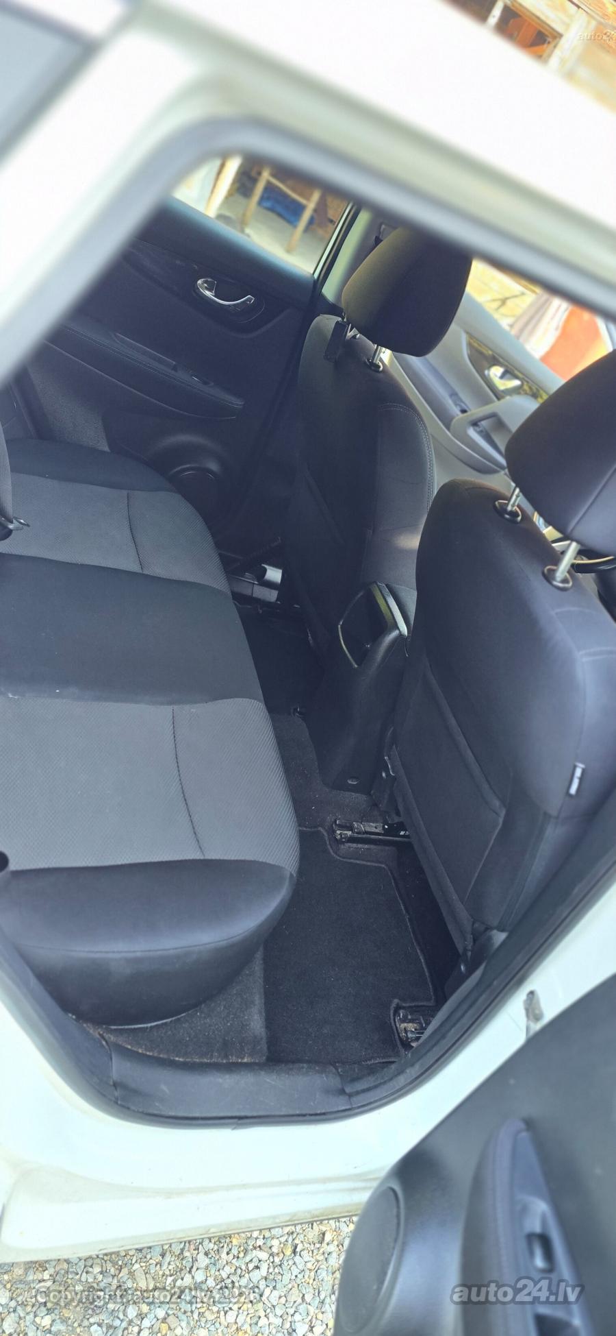 White Nissan Qashqai 2017 in Tallinn, with an engine capacity of 1.20 L and mileage of 184 thousand km for 7900 €, photo 10 on AUTOMOTO.COM.LV