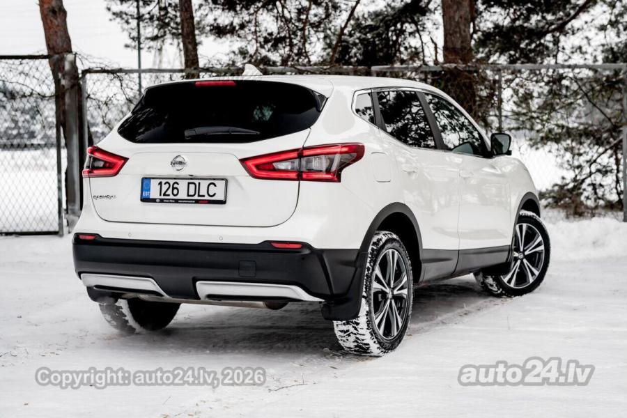 White Nissan Qashqai 2018 in Parnu, with an engine capacity of 1.20 L and mileage of 94 thousand km for 12990 €, photo 2 on AUTOMOTO.COM.LV