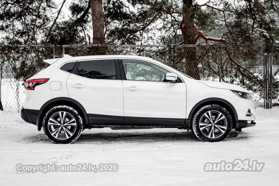 White Nissan Qashqai 2018 in Parnu, with an engine capacity of 1.20 L and mileage of 94 thousand km for 12990 €, photo 5 on AUTOMOTO.COM.LV