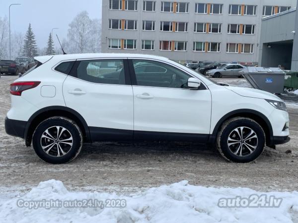 White Nissan Qashqai 2019 in Tartu, with an engine capacity of 1.30 L and mileage of 121 thousand km for 9900 €, photo 7 on AUTOMOTO.COM.LV