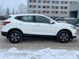 White Nissan Qashqai 2019 in Tartu, with an engine capacity of 1.30 L and mileage of 121 thousand km for 9500 €, photo 8 on AUTOMOTO.COM.LV