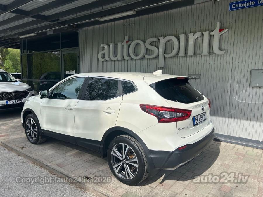 White Nissan Qashqai 2019 in Tallinn, with an engine capacity of 1.30 L and mileage of 68 thousand km for 15990 €, photo 5 on AUTOMOTO.COM.LV