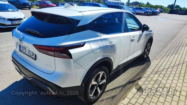 White Nissan Qashqai 2023 in Tartu, with an engine capacity of 1.30 L and mileage of 50 thousand km for 22990 €, photo 4 on AUTOMOTO.COM.LV