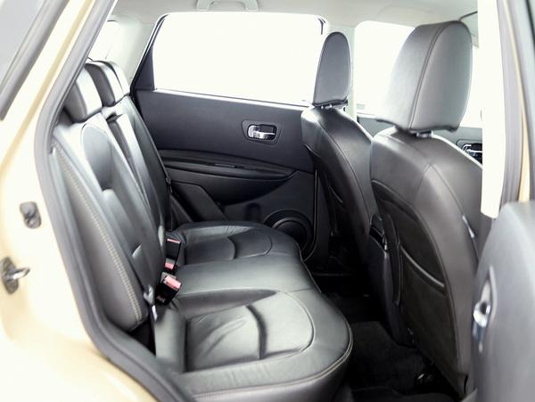 Yellow Nissan Qashqai 2007 in Tallinn, with an engine capacity of 2.00 L and mileage of 333 thousand km for 1799 €, photo 7 on AUTOMOTO.COM.LV