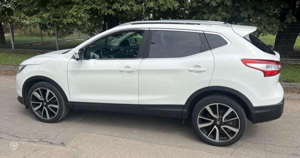 Yellow Nissan Qashqai 2015 in Taurage, with an engine capacity of 1.60 L and mileage of 147 thousand km for 7990 €, photo 7 on AUTOMOTO.COM.LV