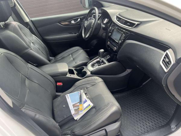 Yellow Nissan Qashqai 2015 in Taurage, with an engine capacity of 1.60 L and mileage of 147 thousand km for 7990 €, photo 8 on AUTOMOTO.COM.LV