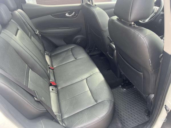 Yellow Nissan Qashqai 2015 in Taurage, with an engine capacity of 1.60 L and mileage of 147 thousand km for 7990 €, photo 9 on AUTOMOTO.COM.LV