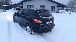 Black Nissan qashqai+2 2012 in Alytus, with an engine capacity of 1.60 L and mileage of 292 thousand km for 5199 €, photo 6 on AUTOMOTO.COM.LV
