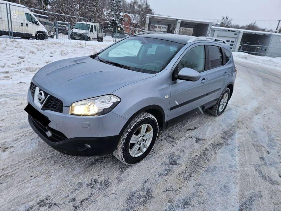 Grey Nissan qashqai+2 2010 in Ukmerge, with an engine capacity of 1.46 L and mileage of 129 thousand km for 5450 €, photo 1 on AUTOMOTO.COM.LV