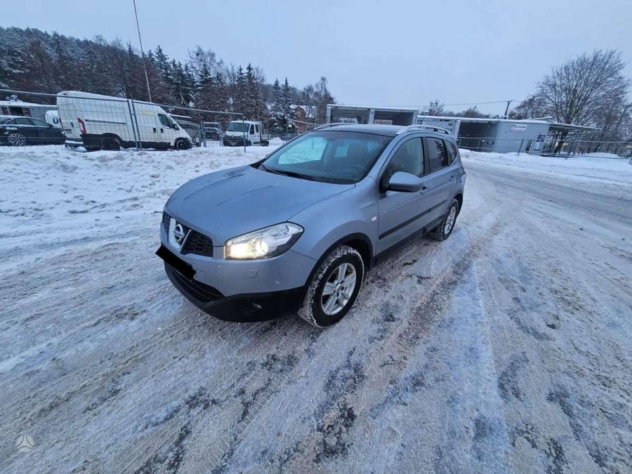 Grey Nissan qashqai+2 2010 in Ukmerge, with an engine capacity of 1.46 L and mileage of 129 thousand km for 5450 €, photo 2 on AUTOMOTO.COM.LV