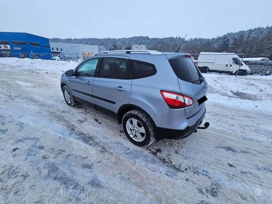Grey Nissan qashqai+2 2010 in Ukmerge, with an engine capacity of 1.46 L and mileage of 129 thousand km for 5450 €, photo 4 on AUTOMOTO.COM.LV